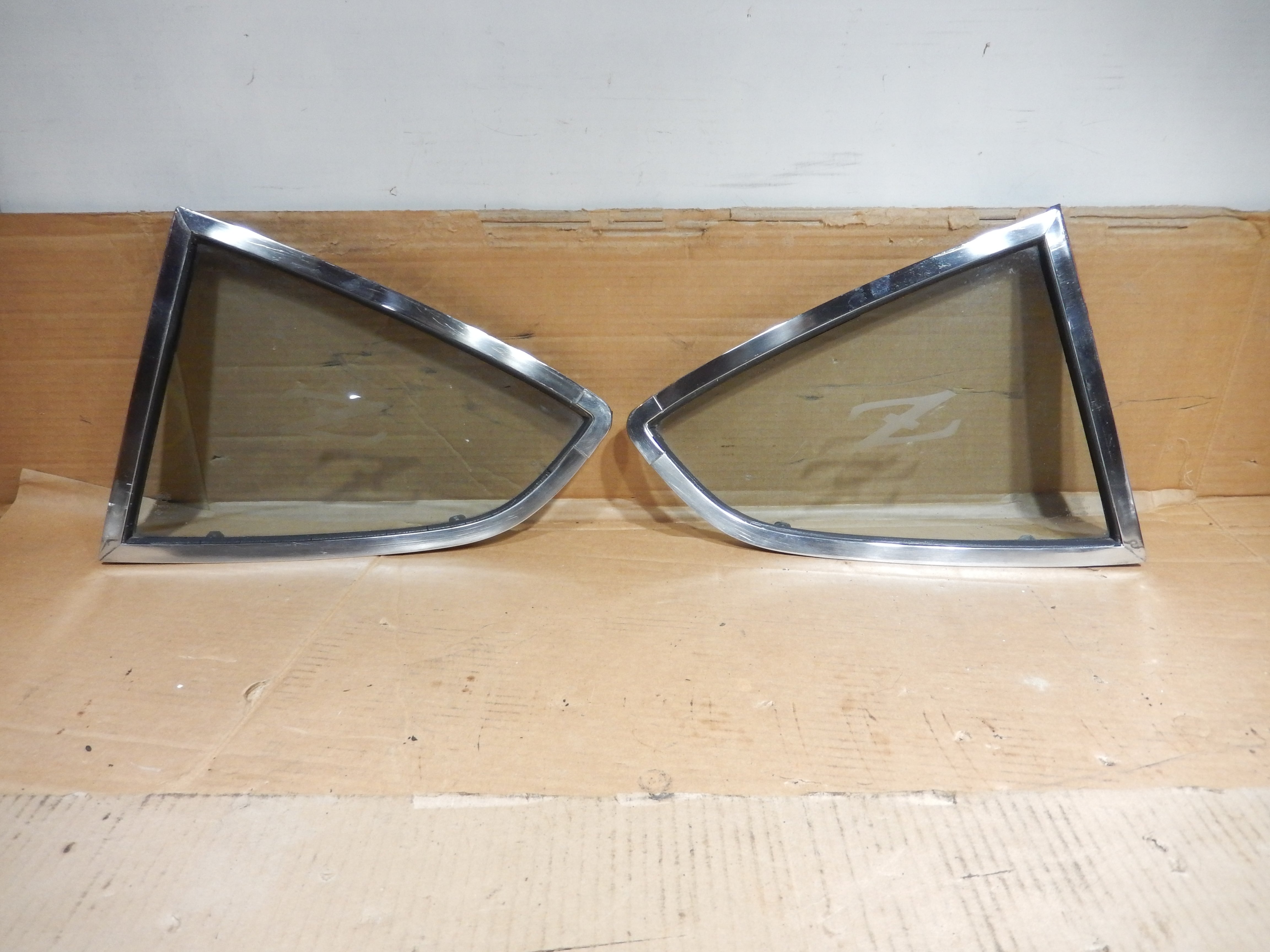 Datsun 240Z Pair Of Etched " Z " Rear Quarter Windows – Joeyz Datsun