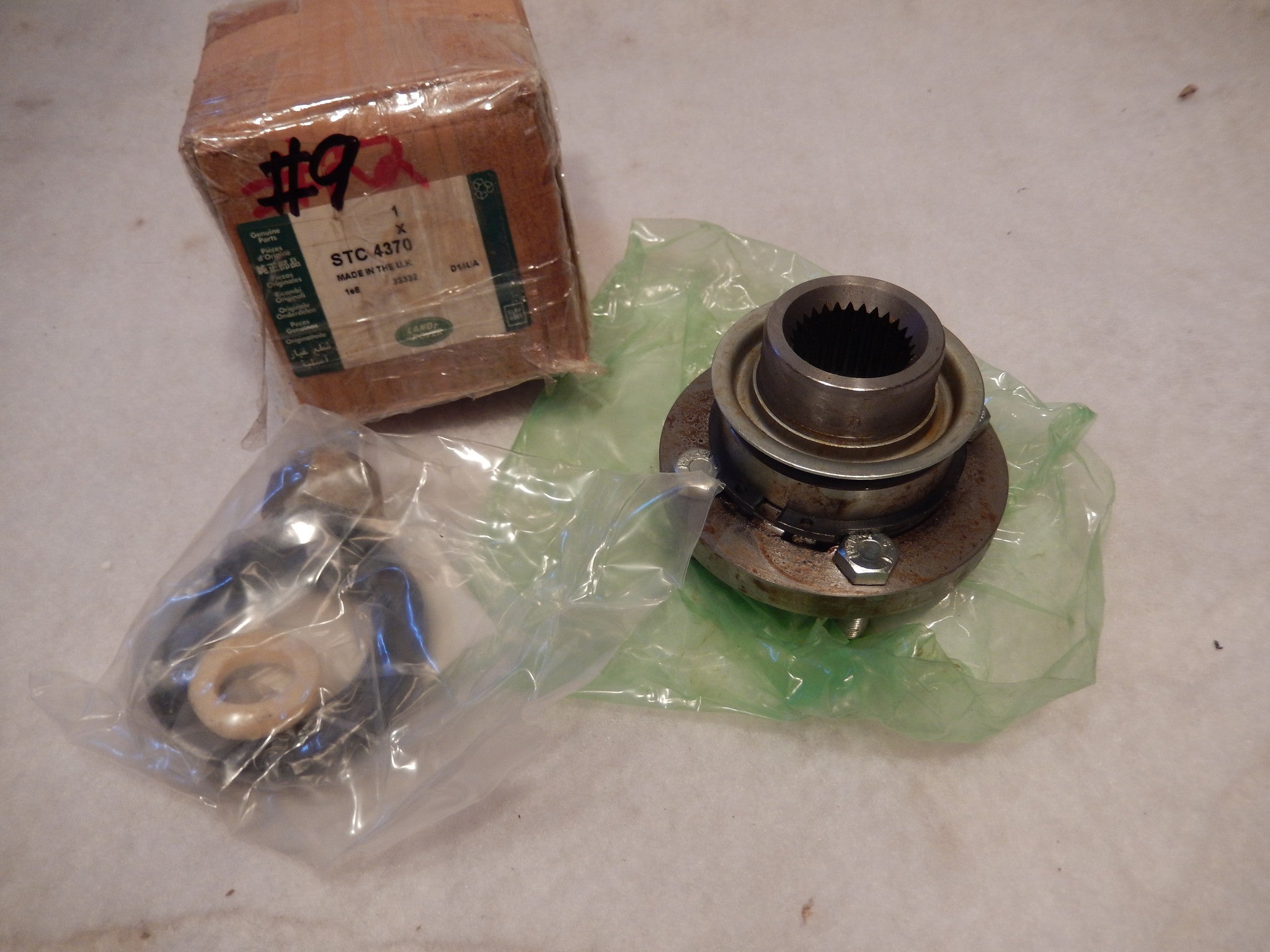 Range Rover P-38 NOS Rear Differential Drive Shaft Receiver Assembly ...